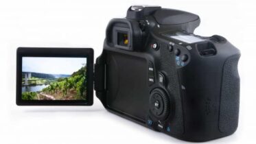 Flip Screen Cameras: Easy Selfie and Vlogging - TechnoWifi