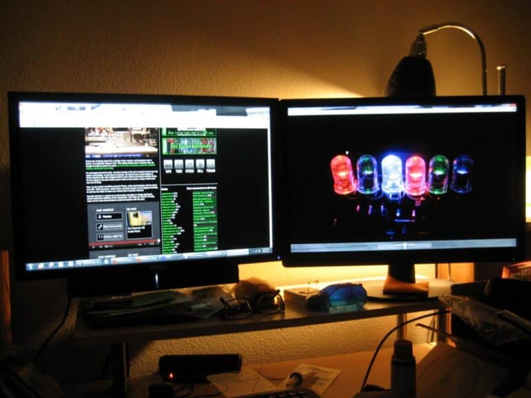 How To Use Dual Monitors with Windows 10 - TechnoWifi